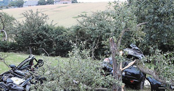 Mann rast mit Auto gegen Baum und stirbt