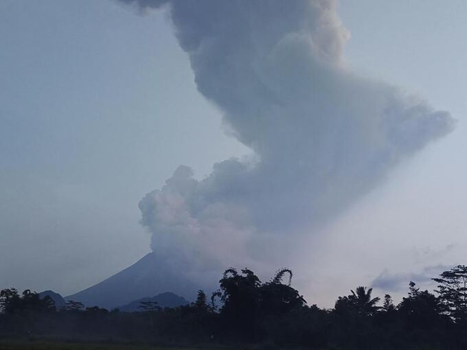 Indonesischer Vulkan spuckt kilometerweit Asche