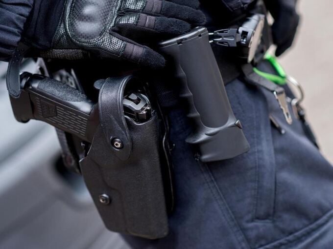 Mann sitzt mit Schreckschusswaffe in Kneipe: Polizeieinsatz