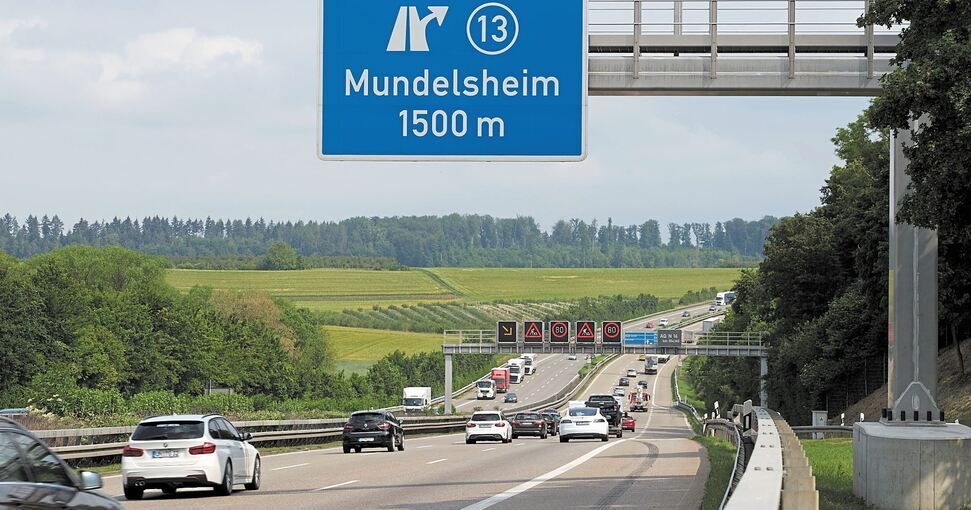 Fahrbahndecke auf der A 81 wird erneuert