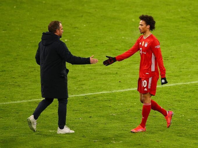 Irrer Fußballabend: Flick lobt Bayern-Mentalität