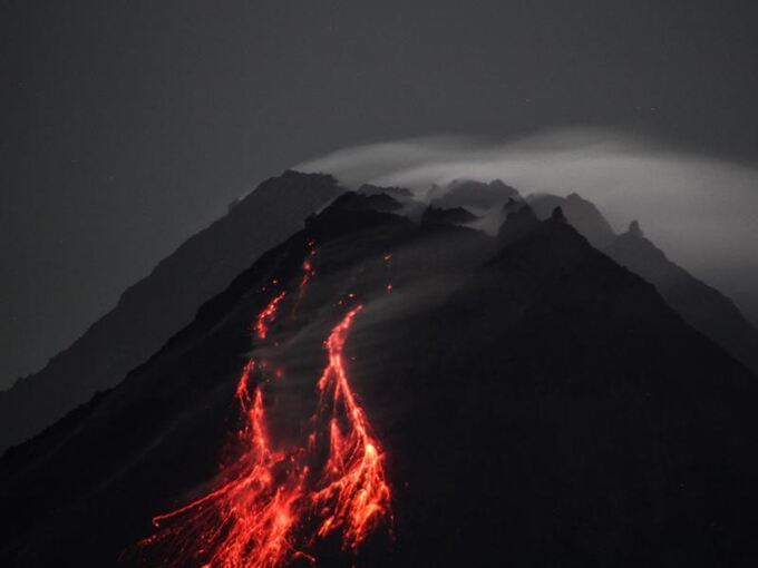 Zwei Vulkane in Indonesien spucken Asche und Gestein