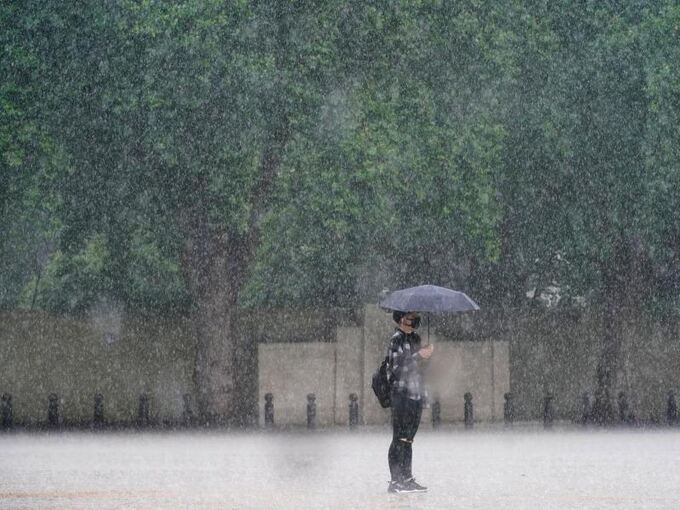 Heftiger Regen in London setzt Straßen unter Wasser