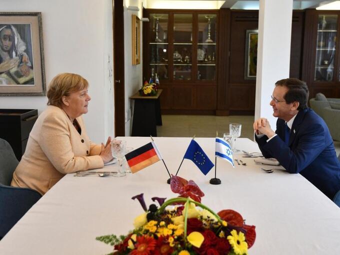 Bennett lobt Merkel als «moralischen Kompass» Europas