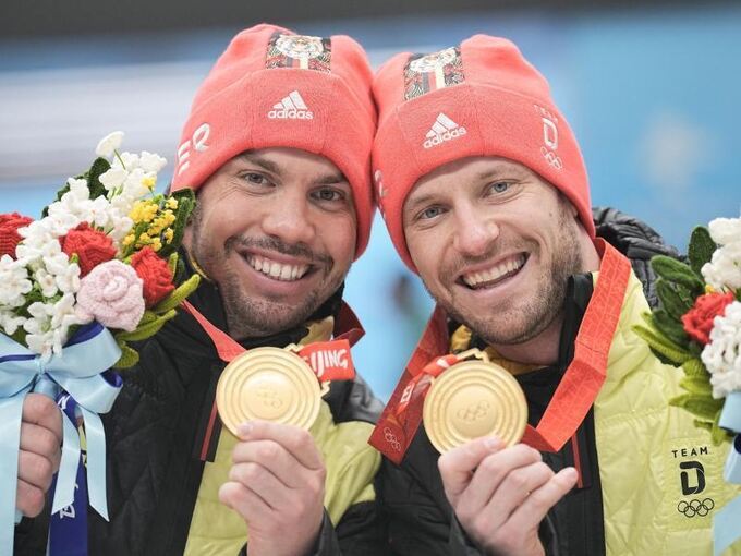 Arm in Arm: Rodel-Doppelsitzer Wendl/Arlt feiern Gold-Triple