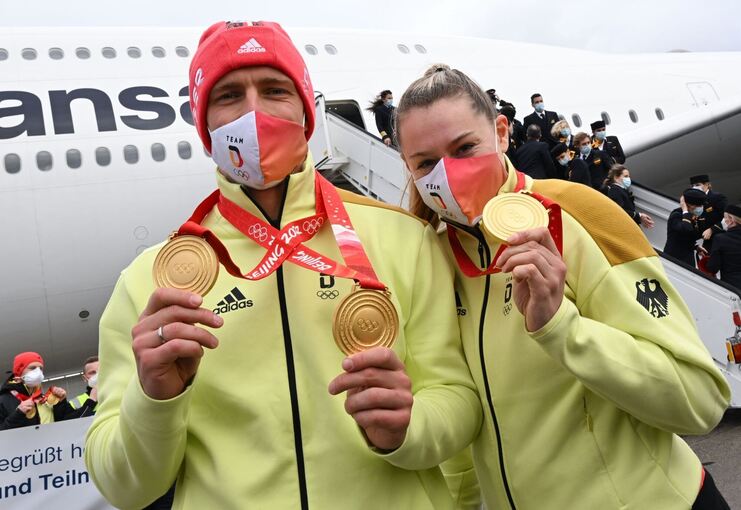 Mit Medaillenposen: Weitere Sportler zurück aus Peking