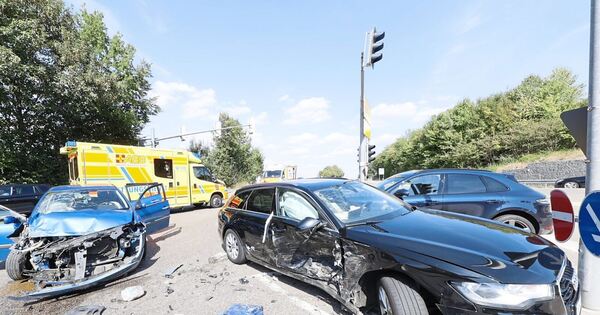 Landesstraße 1115: Beifahrerin wird bei Autounfall schwer verletzt