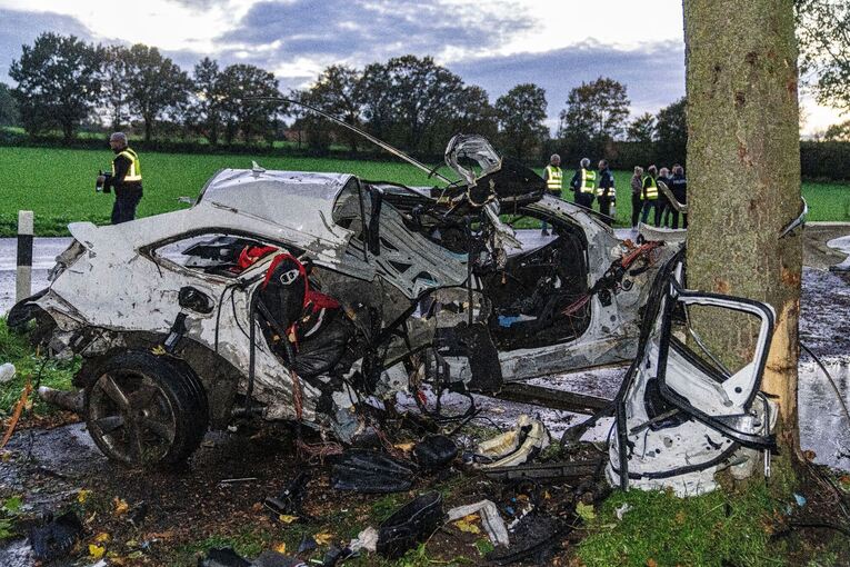 Auto prallt gegen Baum: Vater mit zwei kleinen Kindern tot