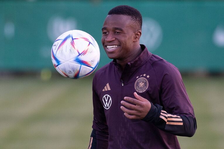 Jünger war noch keiner: Flick holt Moukoko in den WM-Kader