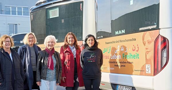 Busse als Zeichen der Solidarität