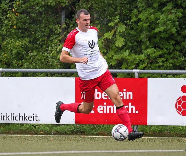 Tim Vogel (Germania Bietigheim) tippt die lokalen Fußballspiele