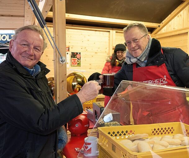 Genuss und Geselligkeit am Glühweinstand der Ludwigsburger Kreiszeitung ...