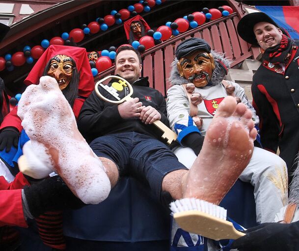 Narren erobern Straßen zurück – Fastnacht im Ländle und im Kreis ...