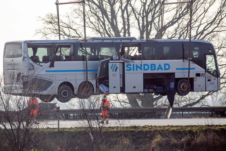 Reisebus auf der A2 umgekippt - 35 Menschen verletzt