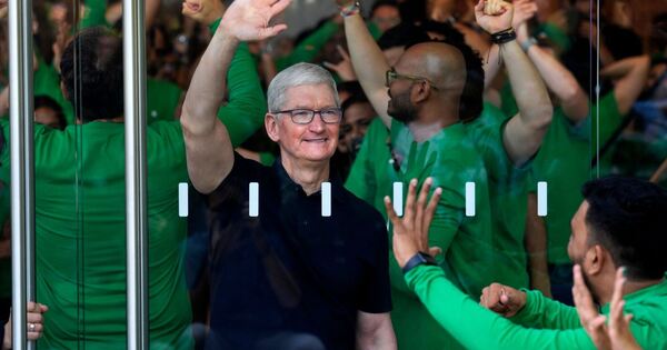 Apple-Chef Tim Cook eröffnet ersten Apple-Store in Indien