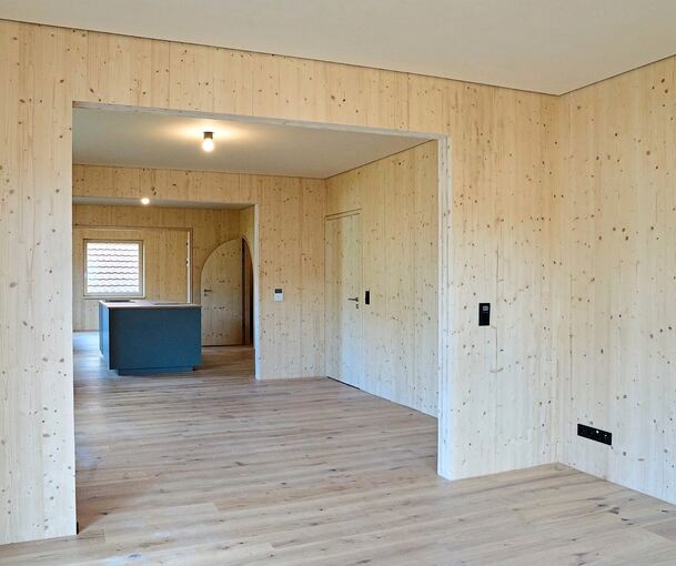 Ein nachhaltiges Haus aus Stroh, Lehm und Holz