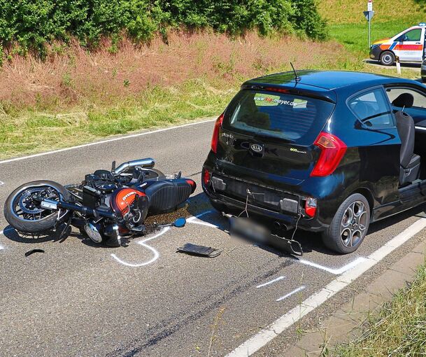 Motorradfahrer wird nach Unfall von weiterem Motorrad überrollt