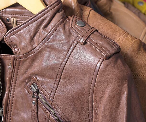 Gauner drehen Senior in Bissingen wertlose Lederjacken an