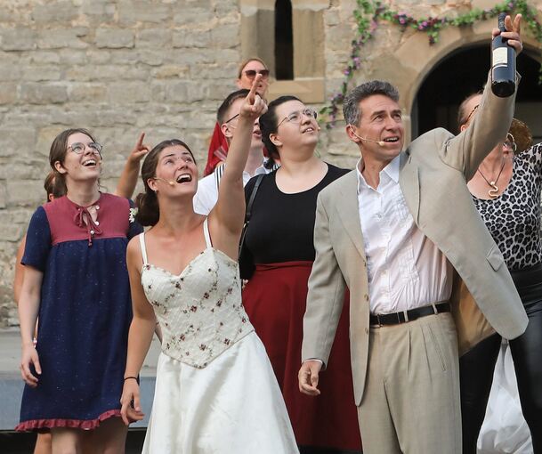Zehn Jahre nach der Hochzeit: Menschen sind auf der Suche nach dem Glück
