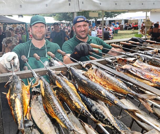 Eine Tonne Fisch und Meeresfrüchte gehen beim beliebten Fischerfest ...
