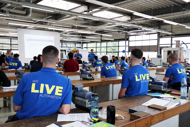 26 neue Azubis bei Teamtechnik