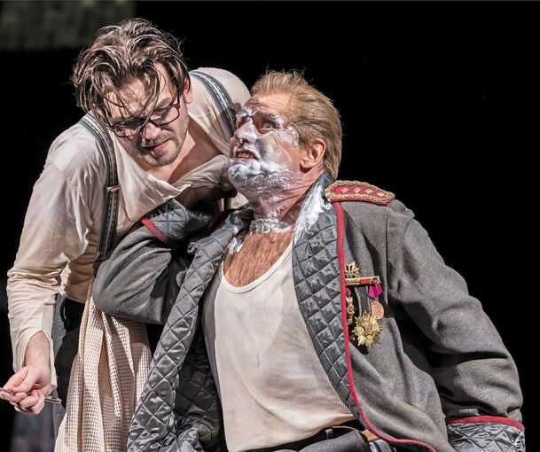 „Woyzeck“ am Theater Heilbronn: Eindrücklich, abgründig und ganz schön nass