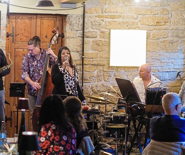 Eine vielseitige Vokalfeuerwerkerin: Fauzia Maria Beg in der Krone Alt ...