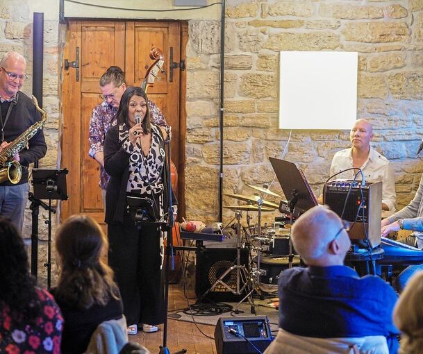 Eine vielseitige Vokalfeuerwerkerin: Fauzia Maria Beg in der Krone Alt ...