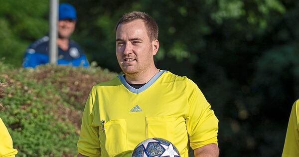 Schiedsrichter David Modro tippt die lokalen Fußballspiele