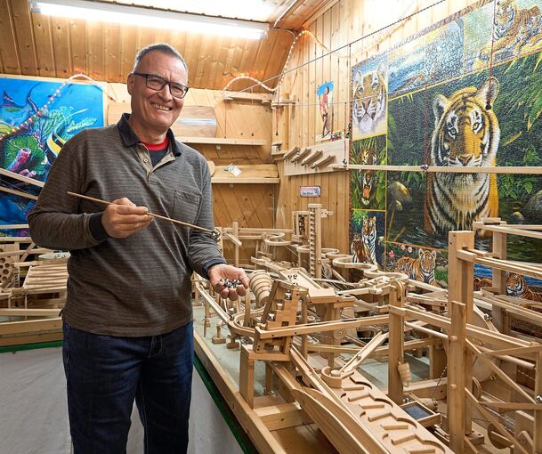 Thomas Riegraf aus Ingersheim hat eine riesige Murmelbahn gebaut