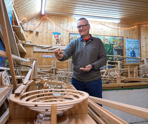 Thomas Riegraf aus Ingersheim hat eine riesige Murmelbahn gebaut