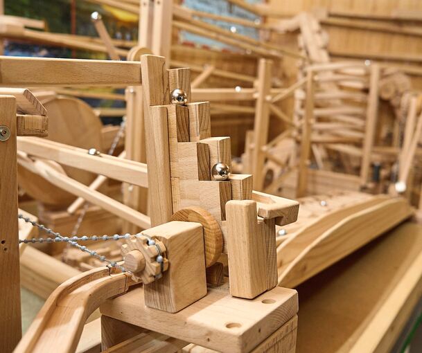 Thomas Riegraf aus Ingersheim hat eine riesige Murmelbahn gebaut