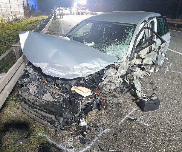 Frontalzusammenstoß: Drei Verletzte auf der B10 bei Schwieberdingen