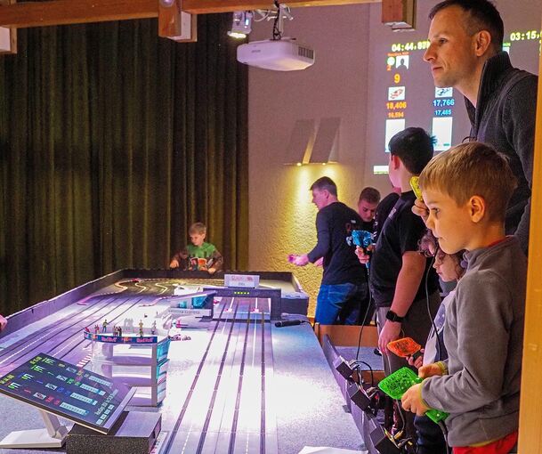 Kleine Autos, lange Strecke: CVJM Steinheim baut wieder Carrera ...