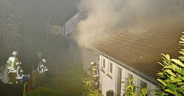 Feuerwehr rettet 83-jährige Frau aus brennendem Haus