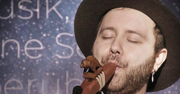 Tim Vogt spielt meditative Klänge im Buddha Code