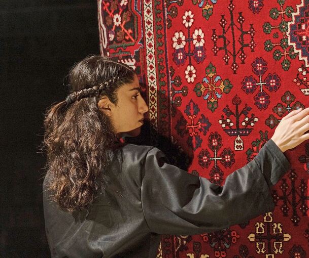 Solo-Performance von Donya Ahmadifar: Zwischen Erstarrung und Kampf