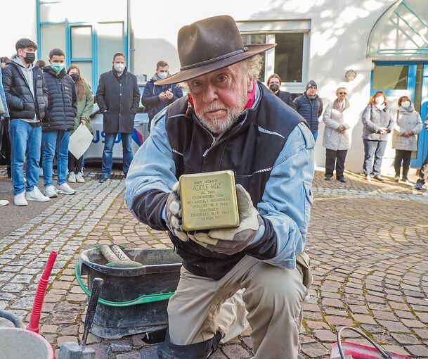 Gunter Demnig verlegt drei neue Stolpersteine in Ludwigsburg