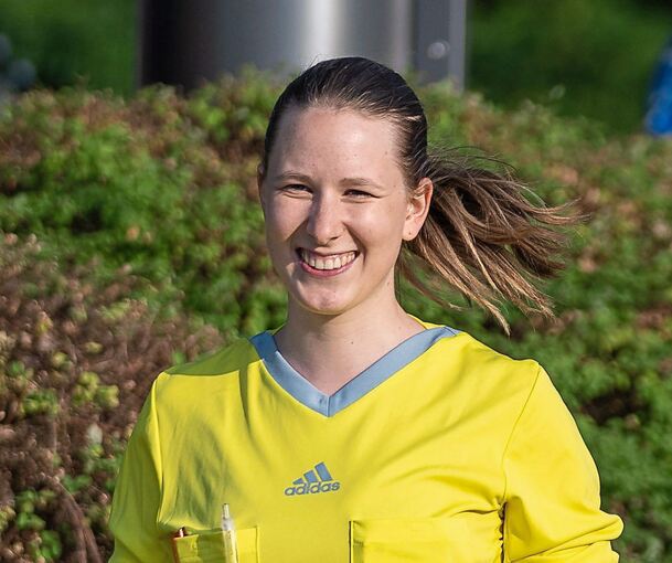 Schiedsrichterin Hannah Rapp tippt die Spiele der Regional-, Ober- und ...