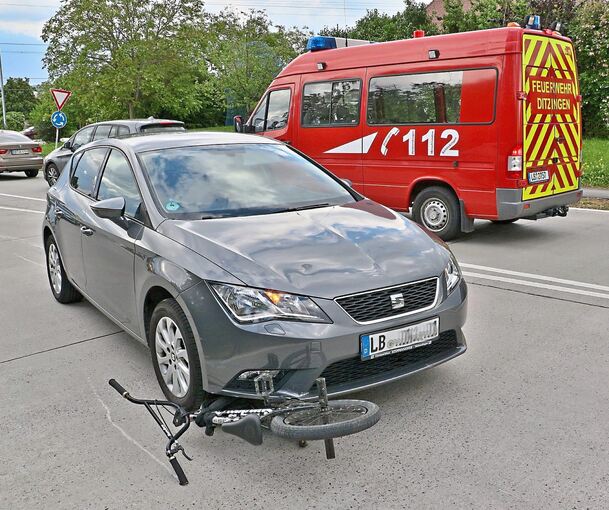 Unfall im Kreisverkehr in Hirschlanden: Autofahrer erfasst neunjährigen Radler