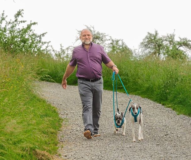 Kandidat Frank Zeller hat auch beim Hundespaziergang das große Ganze ...