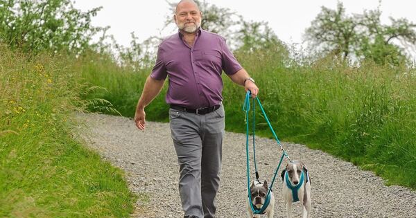 Kandidat Frank Zeller hat auch beim Hundespaziergang das große Ganze ...