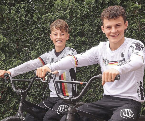 Die deutschen BMX-Meister Emil und Jona Brosz aus Hessigheim fahren ...