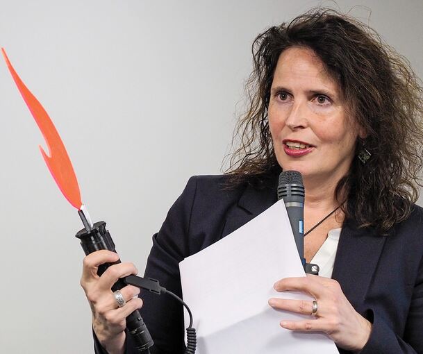 Lichtkünstlerin Barbara Steinberg: Mit dem Bollerwagen durch die Dunkelheit