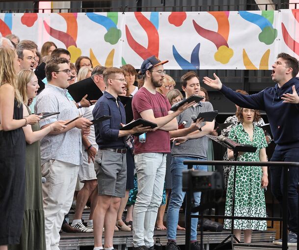 Wenn acht Promis und 80 Amateure singen: Happy weekend mit „Voces8“