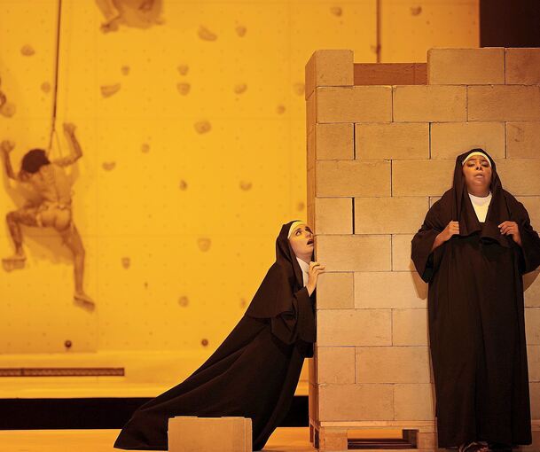 Holzingers „Sancta“ als lustvolle Messe der nackten Rituale