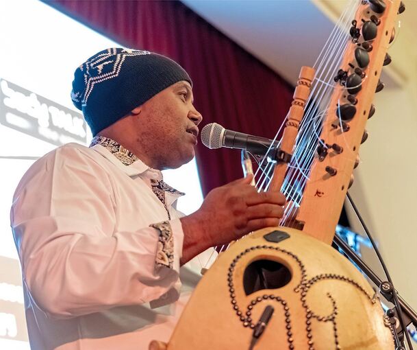 Ein Kulturaustausch mit Kora und Geige