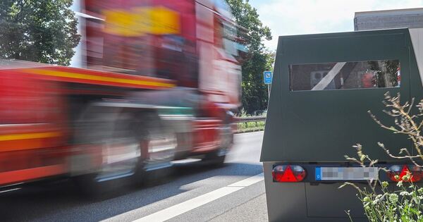 Blitzer bei Tamm demoliert: Rücklichter und Antenne des Anhängers zerstört