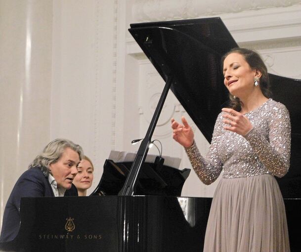 Sopranistin Christiane Karg präsentiert Weihnachten in Kunstliedern