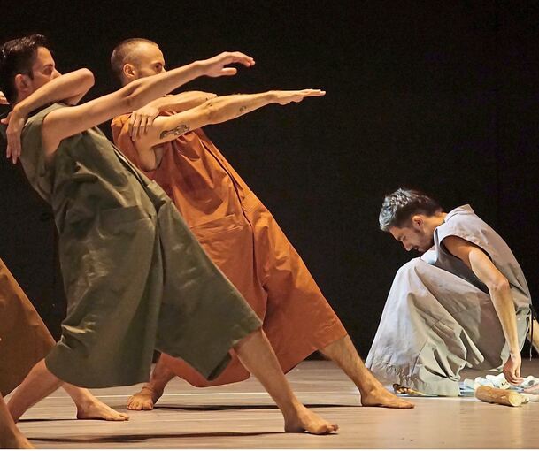 Vertigo Dance Company zelebriert mit „Makom“ Rituale energetischer ...